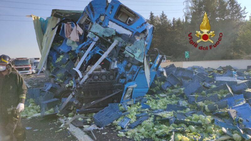 A1, Autostrada del Sole. Incidente al km 551: strada chiusa. Si ... A1, Autostrada del Sole. Incidente al km 551: strada chiusa. Si ...
