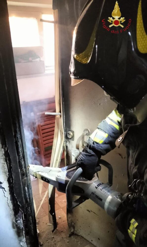 Roma, fiamme nell'appartamento di una palazzina: paura per un uomo Roma, fiamme nell'appartamento di una palazzina: paura per un uomo